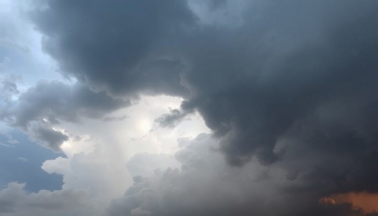 Why Storm Clouds Look So Flat on the Bottom - BelowClouds.com