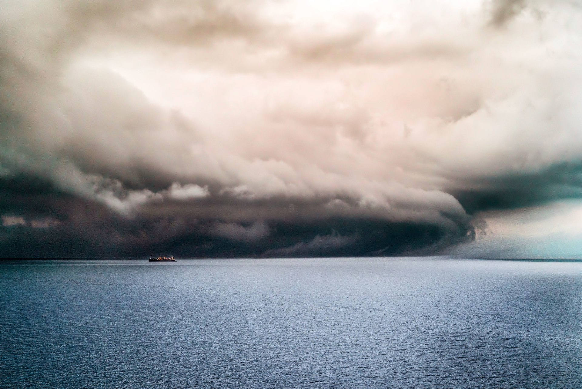 How Winds Shift in a Developing Cyclone - BelowClouds.com