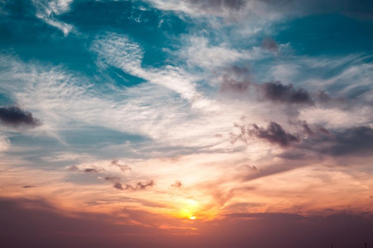 What the Color of the Sky Tells You About the Weather - BelowClouds.com