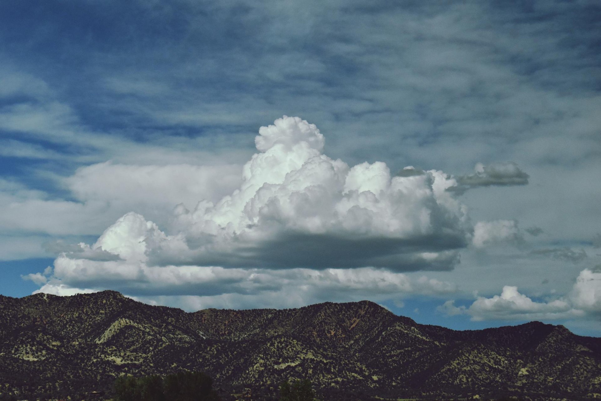 Why Some Clouds Have Flat Bases - BelowClouds.com