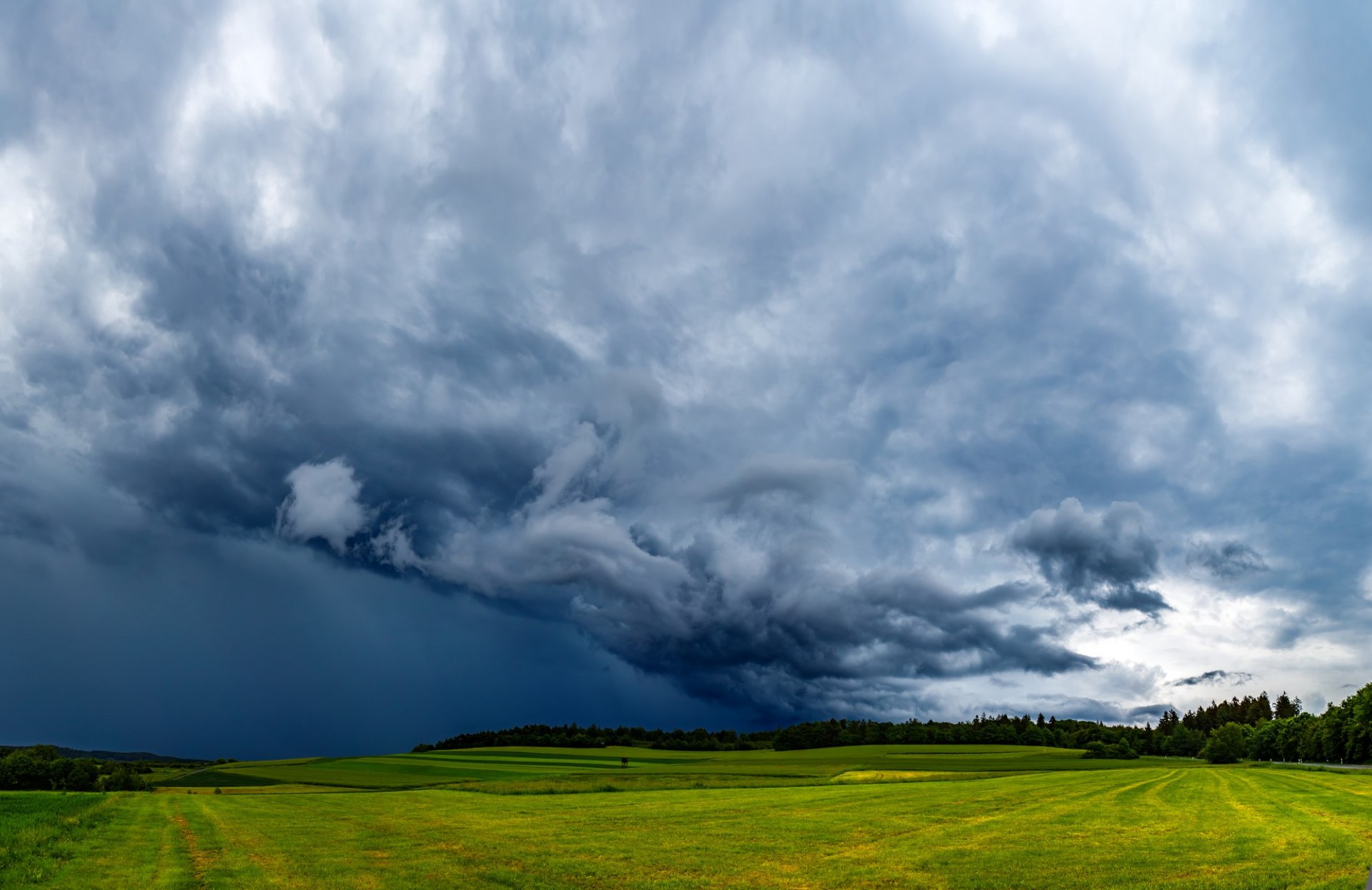 What Causes Some Storm Clouds to Anvil Out - BelowClouds.com