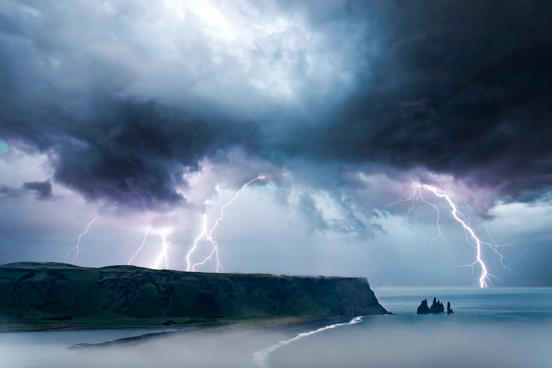 What Happens Inside a Thundercloud Before a Strike - BelowClouds.com